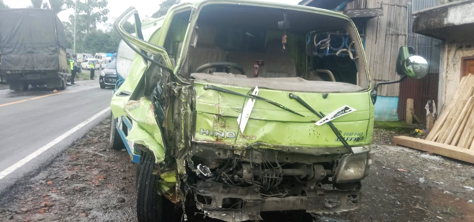 Truk Tangki Air Tabrak Truk Barang di Sibolangit Truk Tangki Air Tabrak Truk Barang di Sibolangit